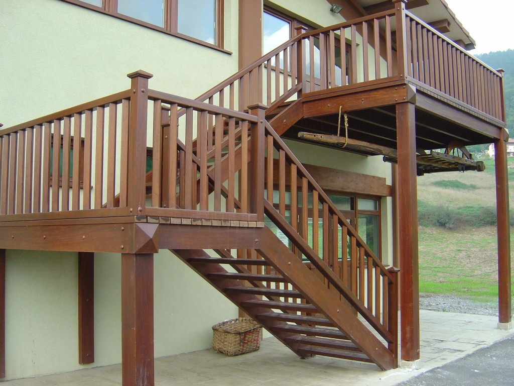 Escaleras De Madera Exterior